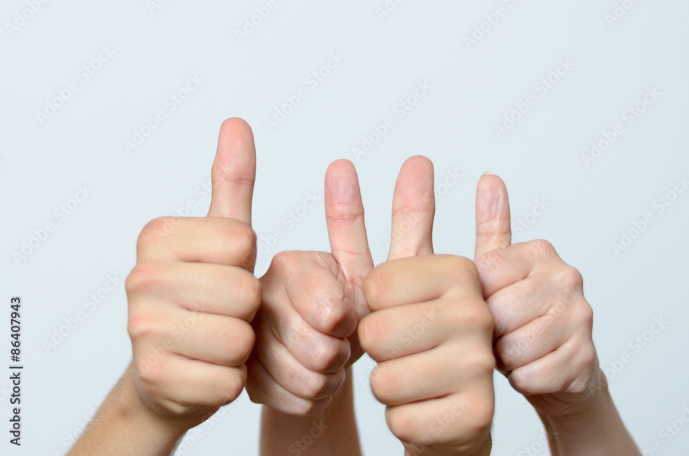 Zwei Menschen zeigen Daumen nach oben Stock Photo | Adobe Stock