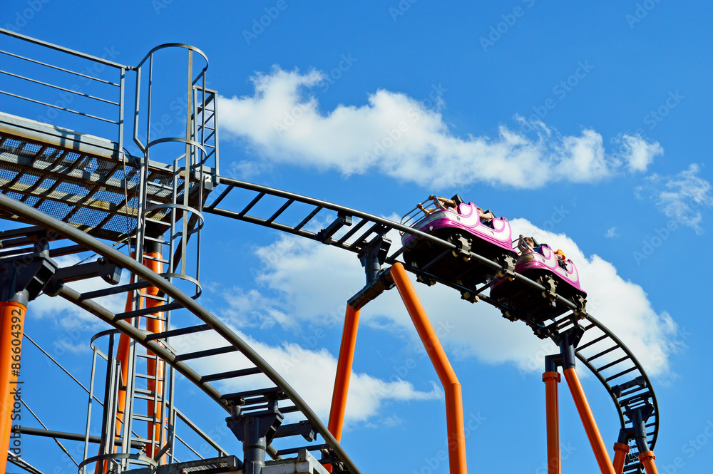 Achterbahn mit Achterbahnzug Stock-Foto | Adobe Stock
