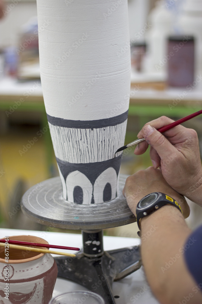 Hombre pintando sobre un jarrón de barro. Alfarería / Man painting on a ...