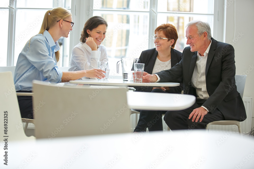 Geschäftsleute reden am Tisch im Büro Stock Photo | Adobe Stock