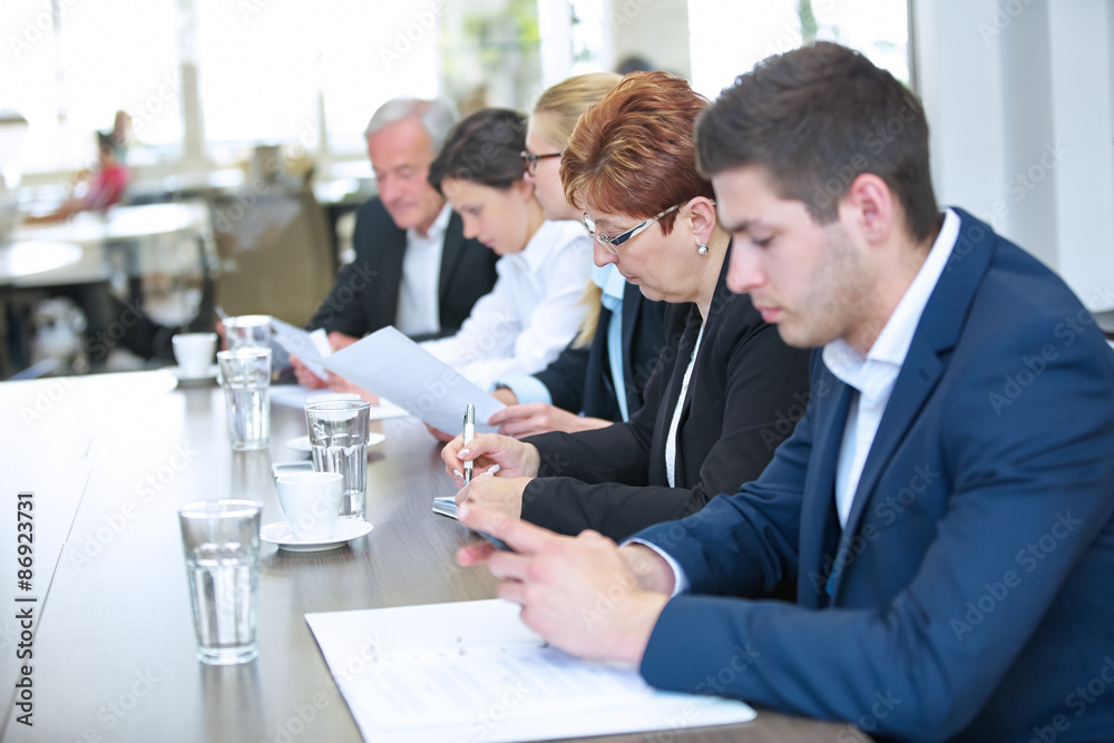 Geschäftsleute sitzen am Tisch im Konferenzraum Stock Photo | Adobe Stock