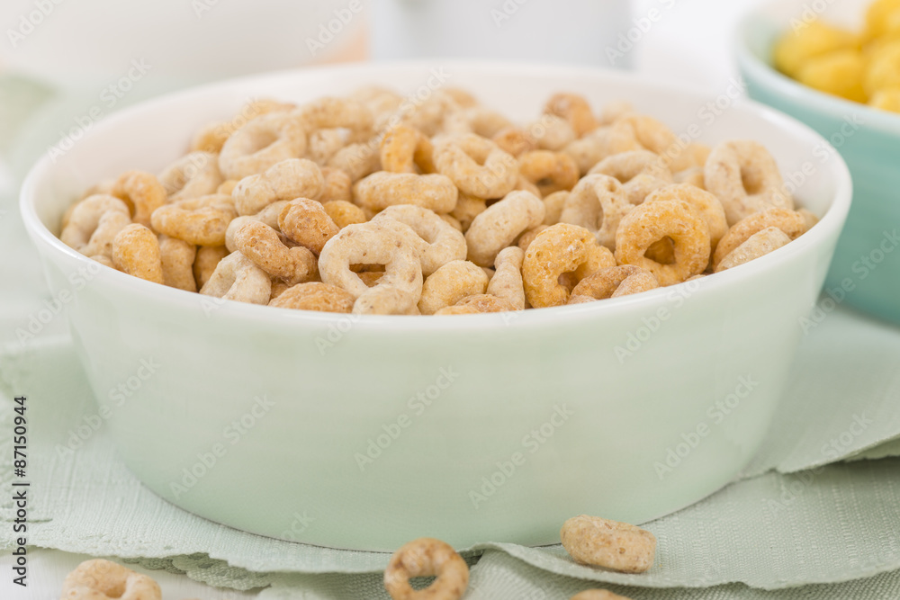 Cheerios - Bowl with cheerios whole grain cereals. foto de Stock ...