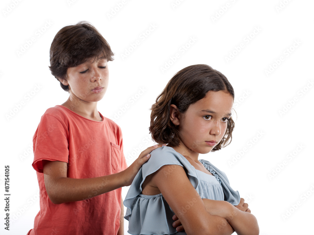 Niño pidiendo perdón a su hermanita Stock-Foto | Adobe Stock