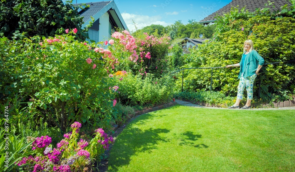 Frau im sommerlichen Garten Stock-Foto | Adobe Stock