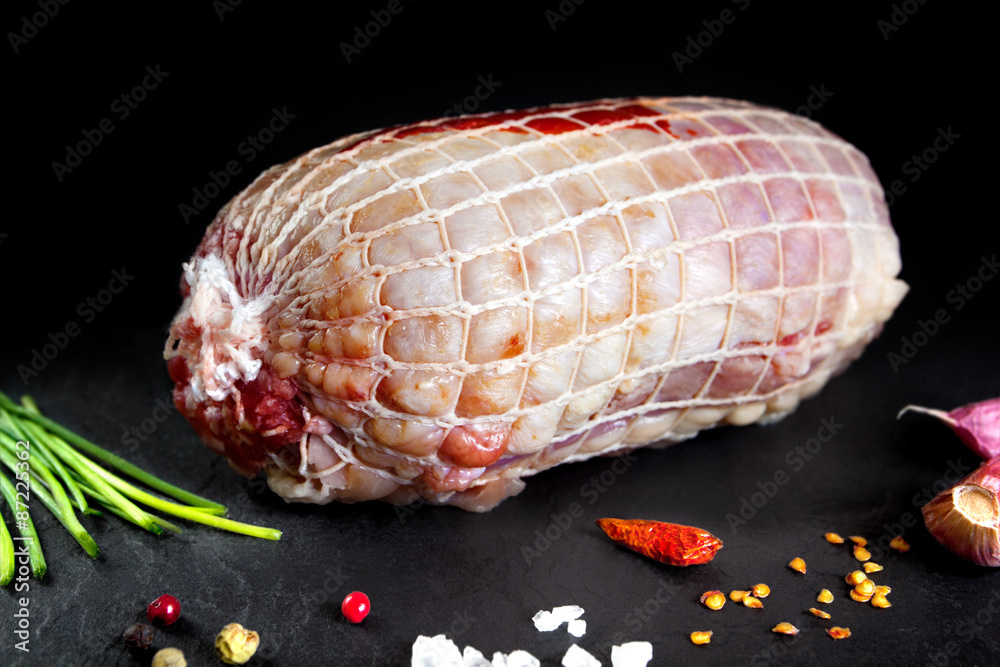Foto Stock Raw and fresh meat. Fresh sausages and chicken meat ready to ...