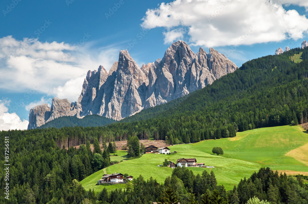 Foto de gruppo delle Odle . val di Funes - Dolomiti do Stock | Adobe Stock