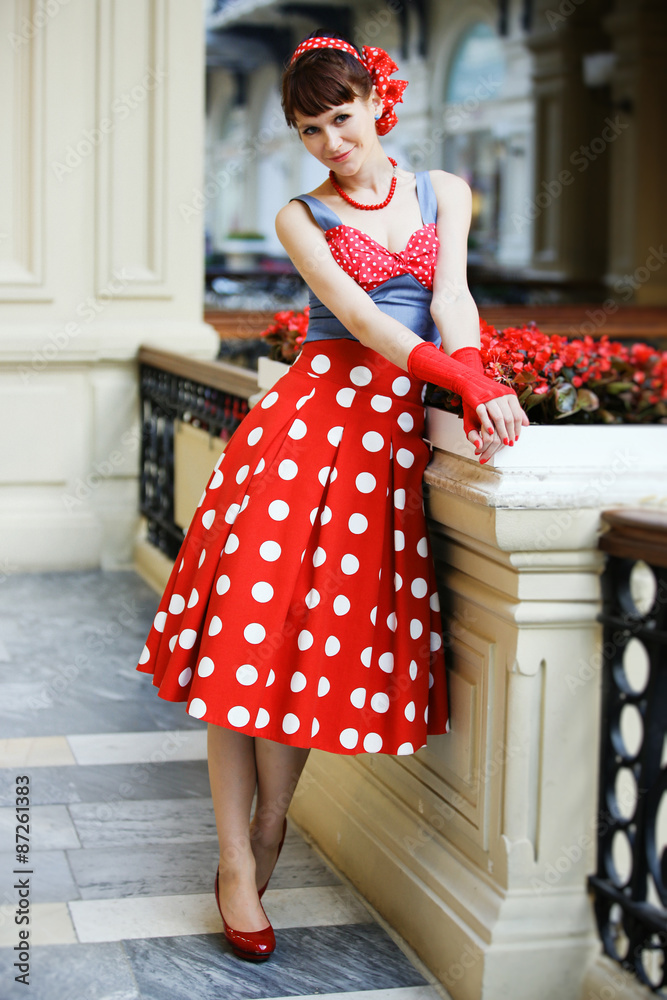 Pin Up Style Portrait D'une Belle Jeune Fille En Rétro (vintage) Banque ...