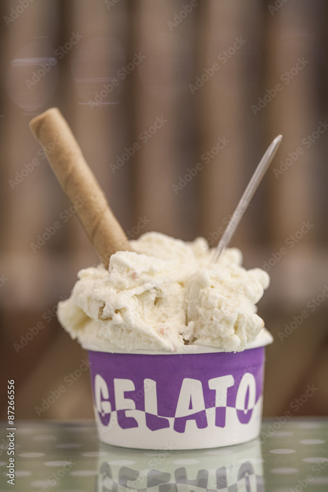Coppetta di gelato alla crema con biscotto Stock Photo | Adobe Stock