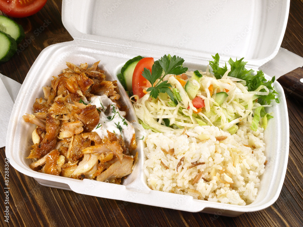 Döner Kebab mit Reis zum mitnehmen Stock-Foto | Adobe Stock