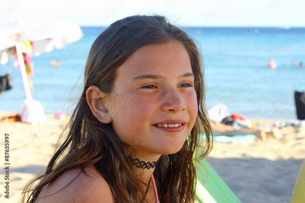 Foto Stock RAGAZZINA IN SPIAGGIA | Adobe Stock