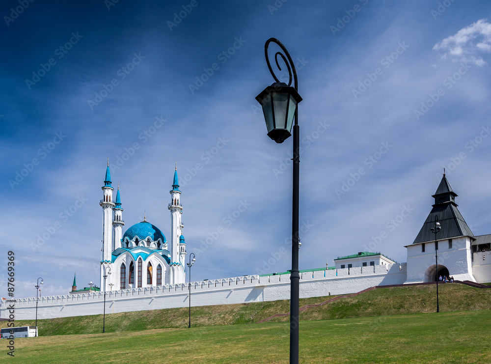 Kul Sharif Mosque and the Transfiguration tower in Kazan Kremlin Stock ...