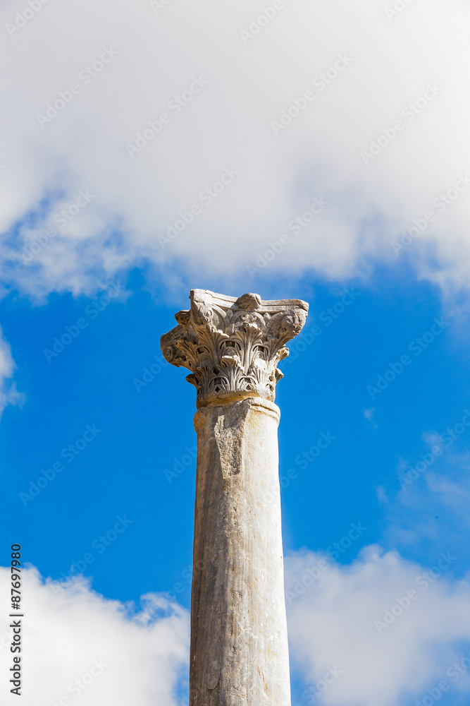Ancient Roman columns with capitals on the background of blue sk Stock ...