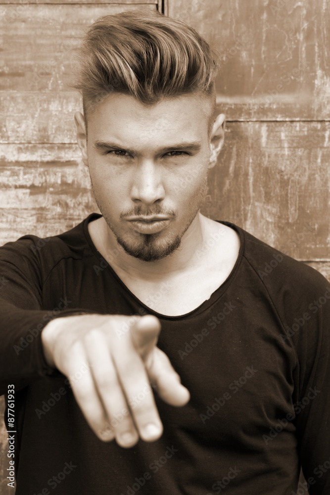 Attraktiver Junger Mann mit Undercut-Frisur zeigt auf etwas Stock-Foto ...