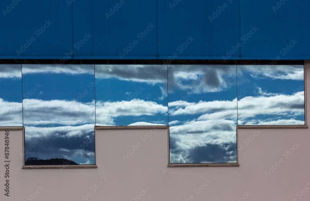 Reflexo de céu azul e nuvens Stock Photo | Adobe Stock