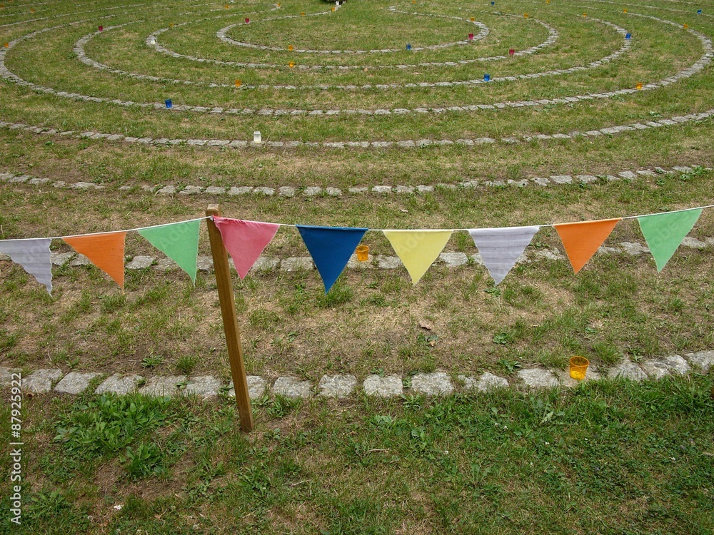 Bunte und farbige Wimpel auf grüner Wiese bei einem Fest in einem Park ...