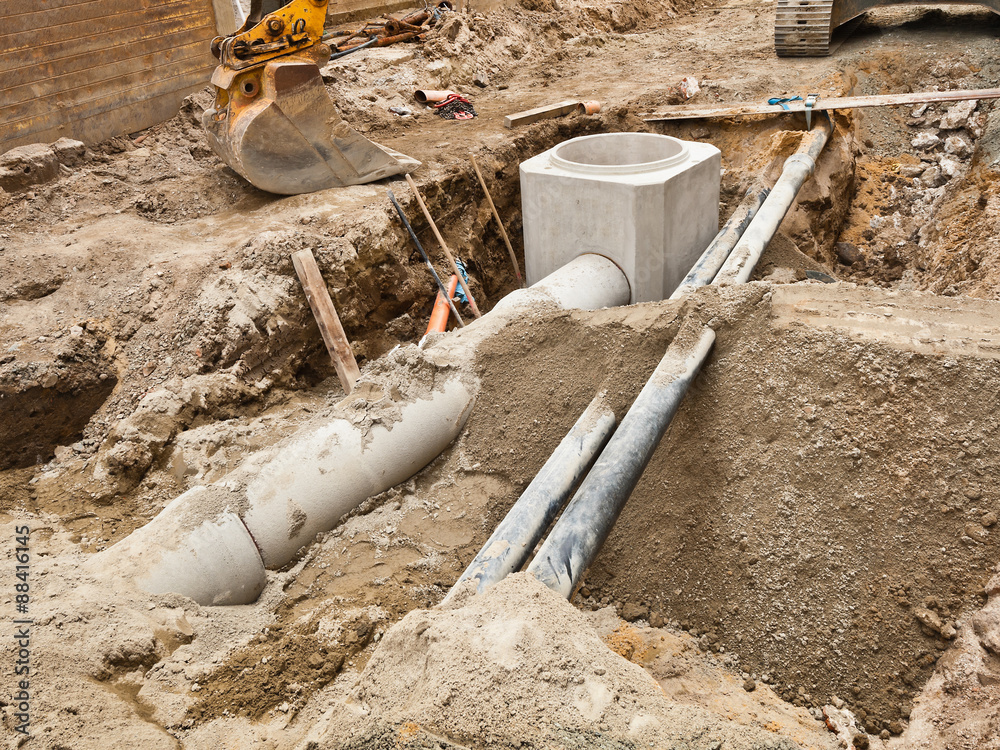 Neue Abwasserrohre und ein neuer Kanalschacht aus Beton Stock Photo ...