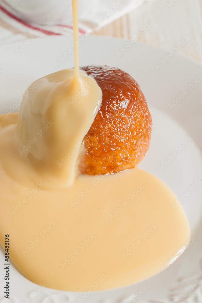Steamed syrup sponge pudding and custard foto de Stock | Adobe Stock