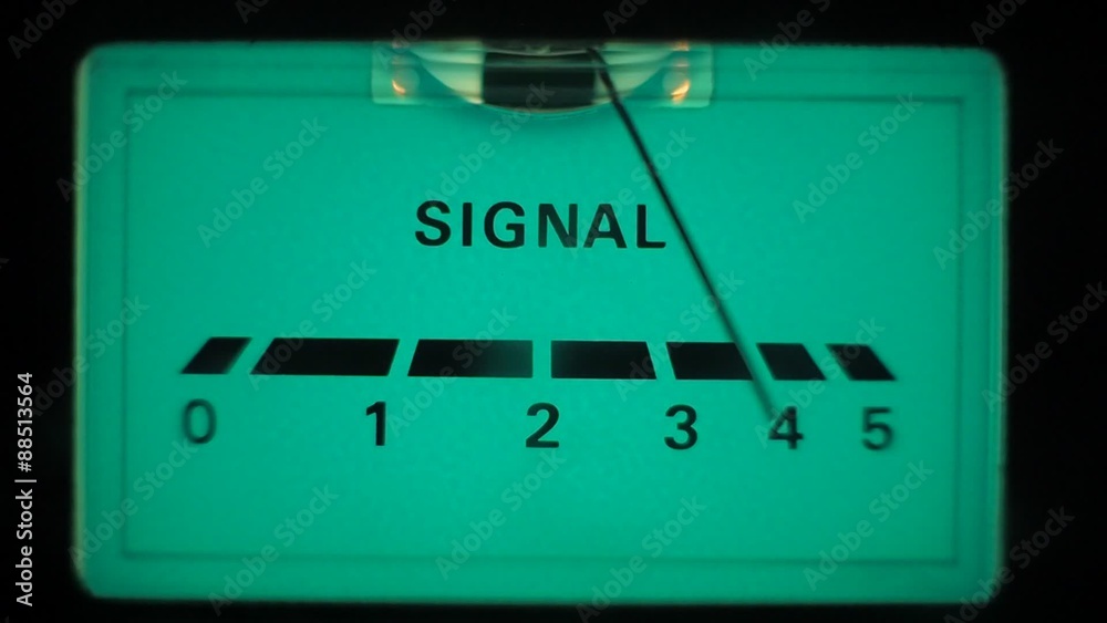 Vidéo Stock Signal intensity display of an old 70s radio while ...