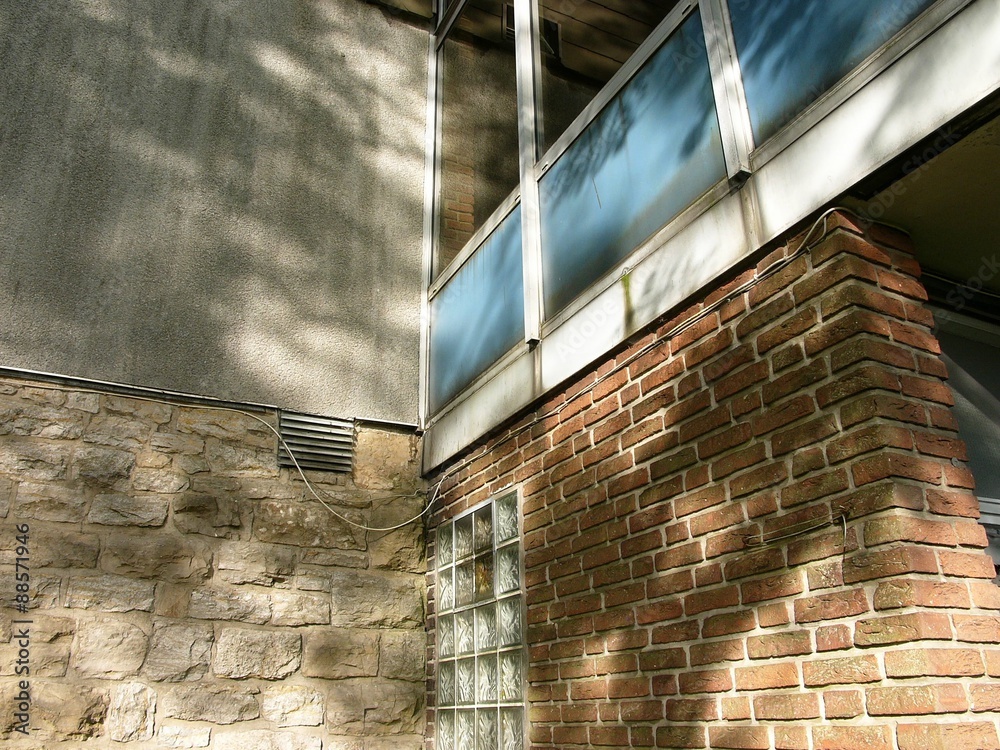 Altes Mauerwerk aus Backstein und Naturstein in Beige und Naturfarben ...