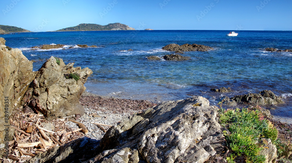Rochers du Cap Lardier à la Croix Valmer , dans le Var , Côte d ' Azur ...