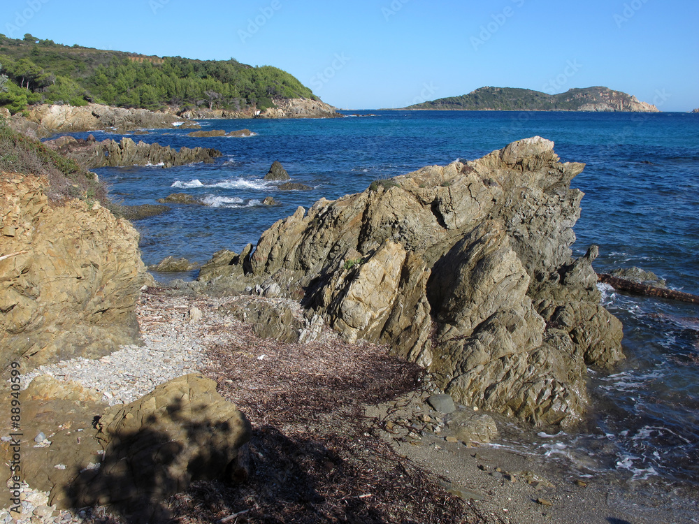 Rochers du Cap Lardier à la Croix Valmer , dans le Var , Côte d ' Azur ...