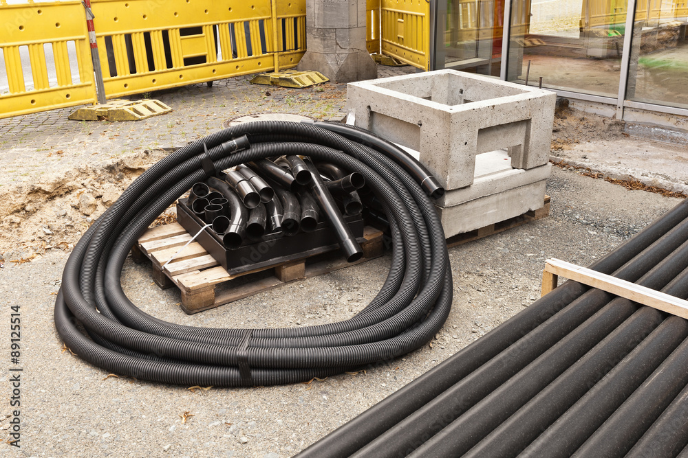 Kabelschutzschlauch, Leerrohr und ein neuer Beton-Kabelschacht Stock ...