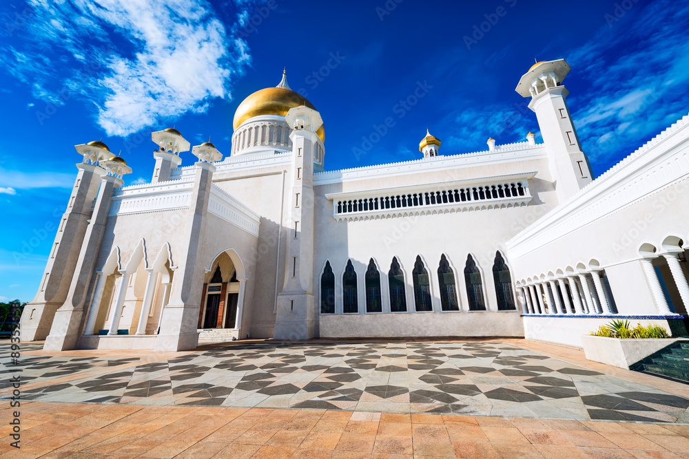 Sultan Omar Ali Saifuddin Mosque Inside