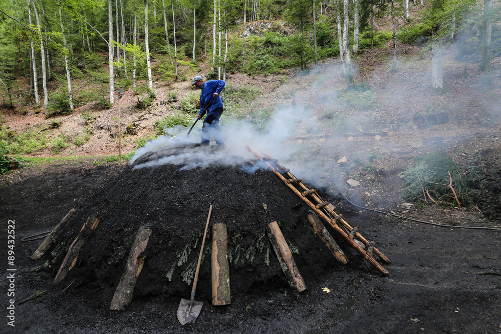 Photo Rauchender Kohlenmeiler im Schwarzwald nach traditionellem Köhler ...