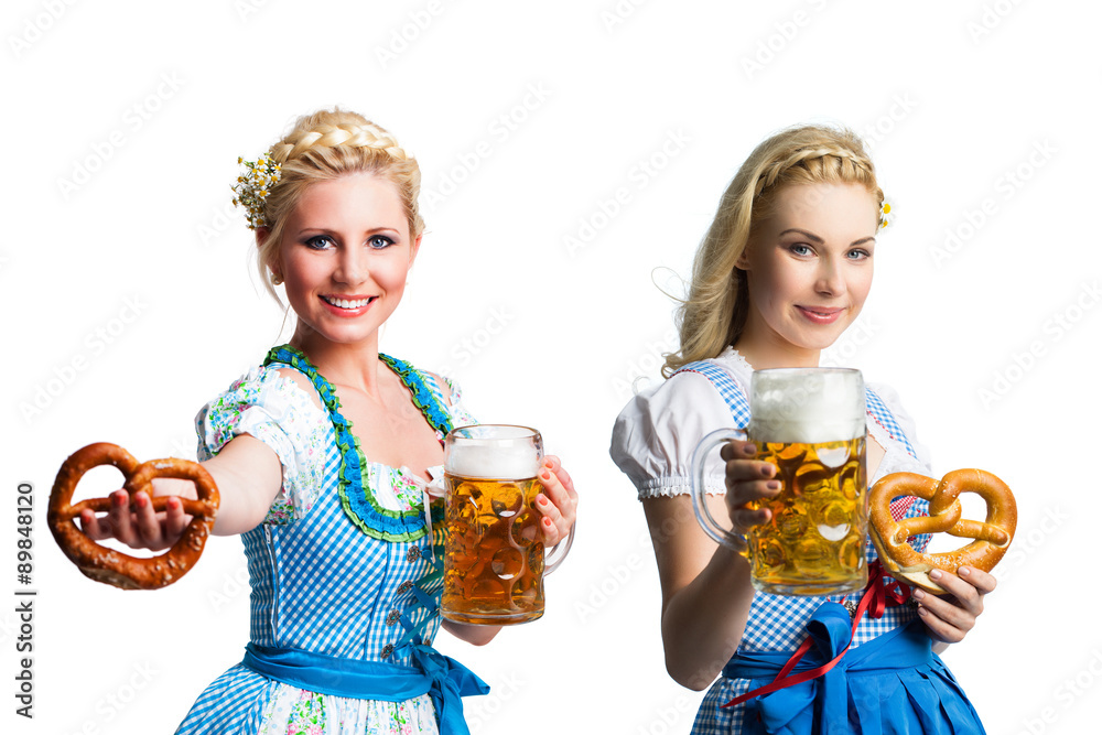 zwei attraktive Frauen im Dirndl mit Bier und Brezel vor freigstelltem ...