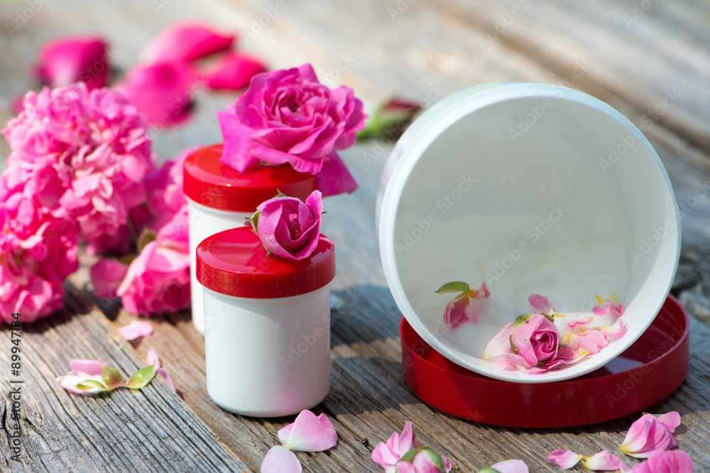 Rosencreme Stock-Foto | Adobe Stock