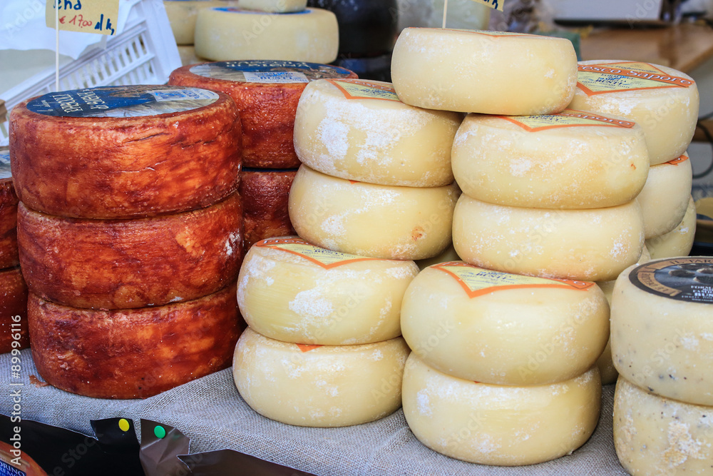 Foto Stock forme formaggio pecorino | Adobe Stock