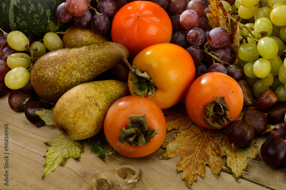 Foto Stock Frutti autunnali, texture, uva, cachi, pere, melograno e ...