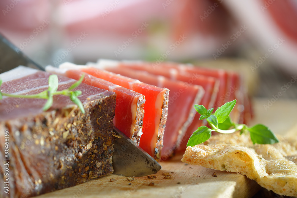 Deftiger Südtiroler Bauernspeck beim Schneiden Stock Photo | Adobe Stock