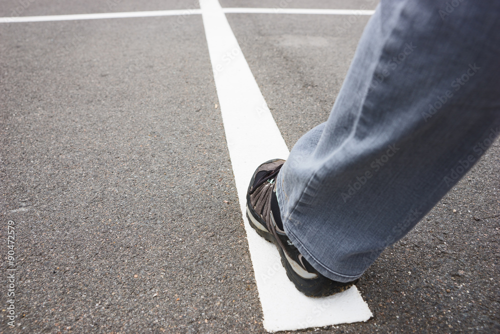 Vorwärts gehen, Fuß auf weißer Linie Stock-Foto | Adobe Stock