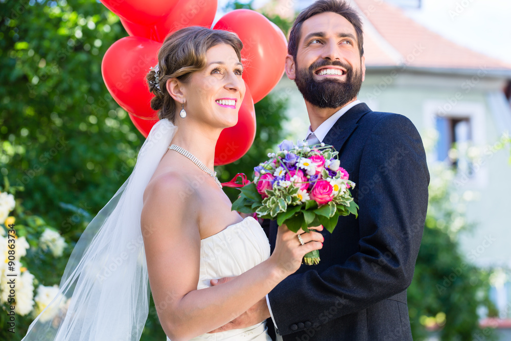 Braut und Bräutigam bei Hochzeit mit roten Luftballons foto de Stock ...