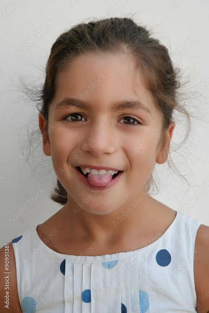 Stockfoto Niña Sacando La Lengua Adobe Stock
