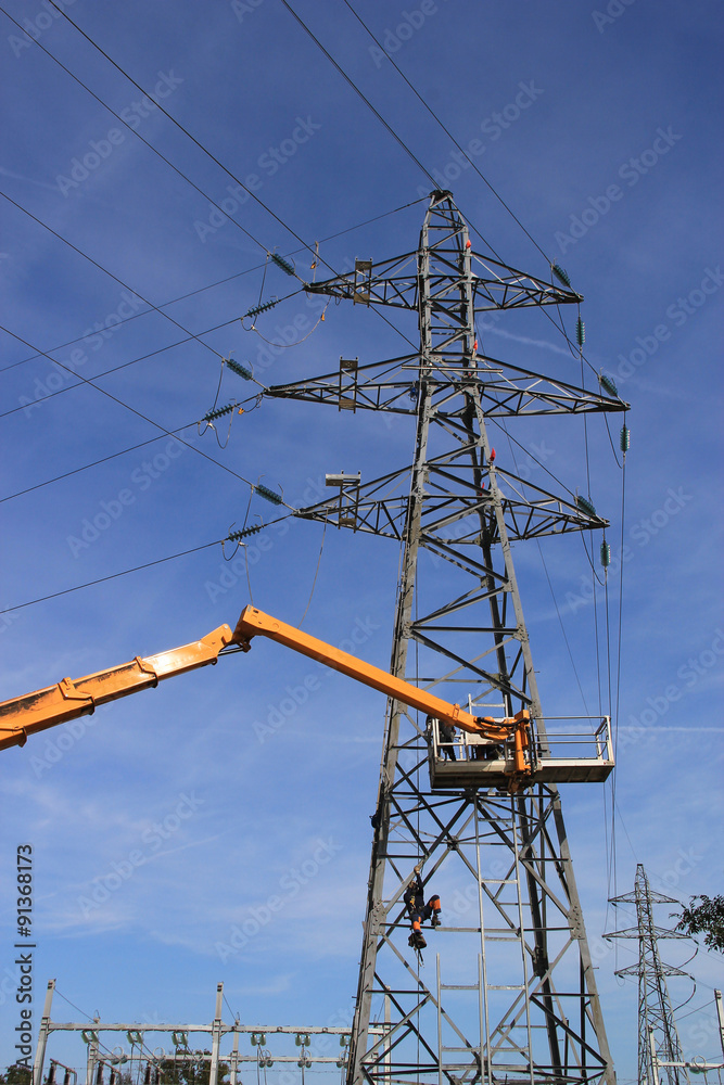 Travaux sur un pylône électrique THT Photos | Adobe Stock