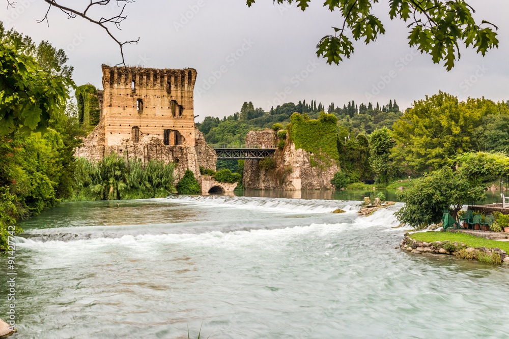 Waters and ancient buildings of Italian medieval village foto de Stock ...