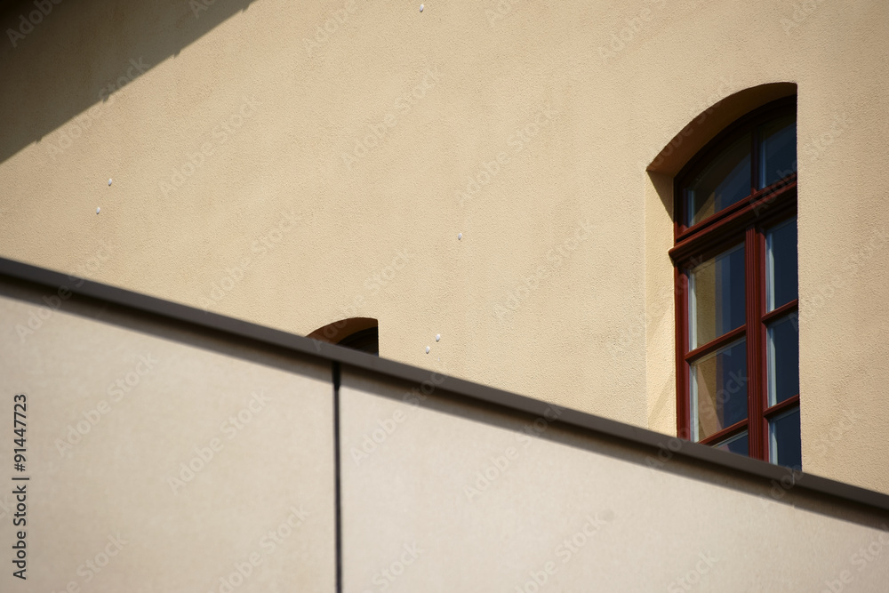 Ecken und Kanten / Eine Dachkante mit einer dahinterliegenden Fassade ...