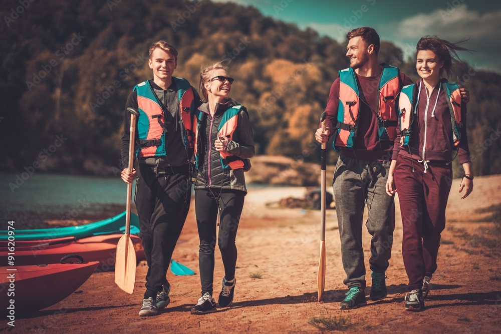 Group of people wearing life jackets near kayaks on a beach foto de ...
