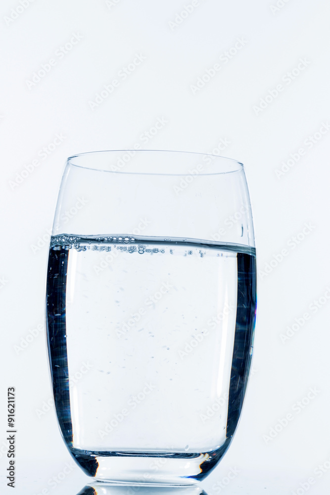 Glas mit Wasser Stock-Foto | Adobe Stock