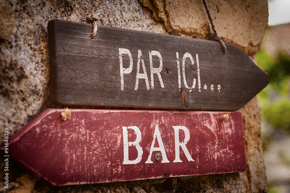 panneau par ici -bar Stock Photo | Adobe Stock