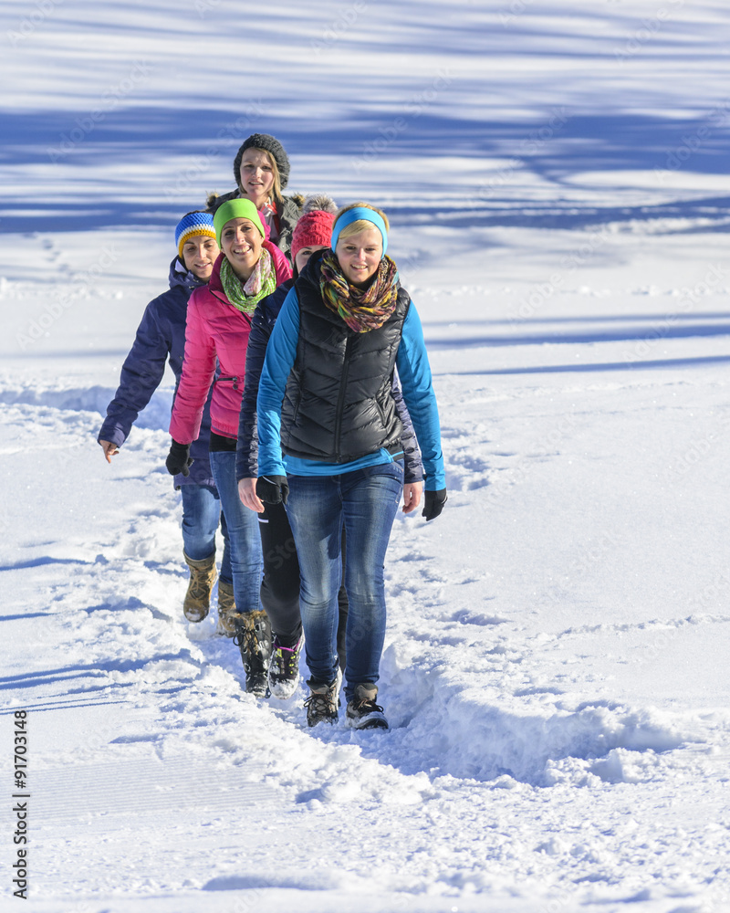 Vergnügte Frauengruppe Beim Wandern Im Schnee - Stock - GamesAgeddon