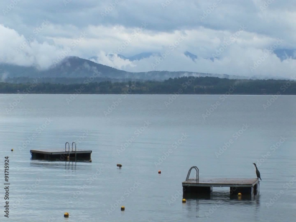 Vidéo Stock Clouds cover a mountain range in the distance of diving ...
