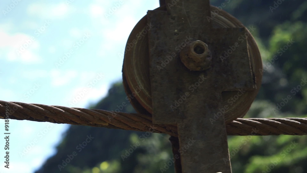 Vidéo Stock Side view shot of a rustic cable car pulley wheel crossing ...