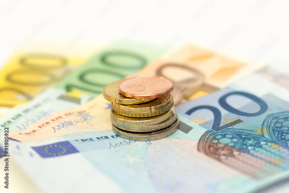 Geldscheine und Münzen Stock-Foto | Adobe Stock