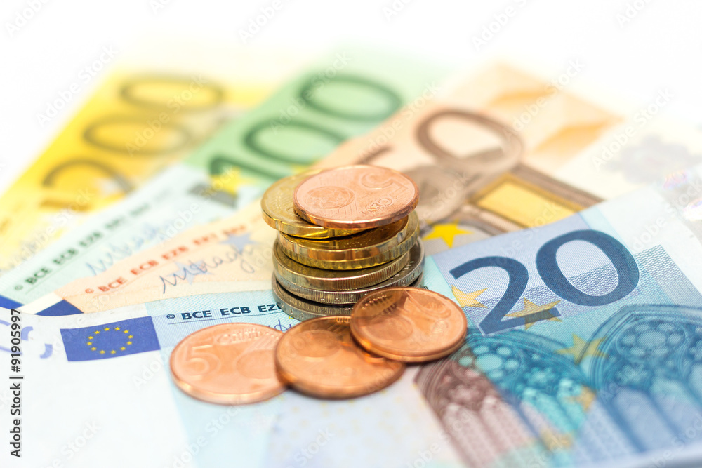 Geldscheine und Münzen Stock-Foto | Adobe Stock