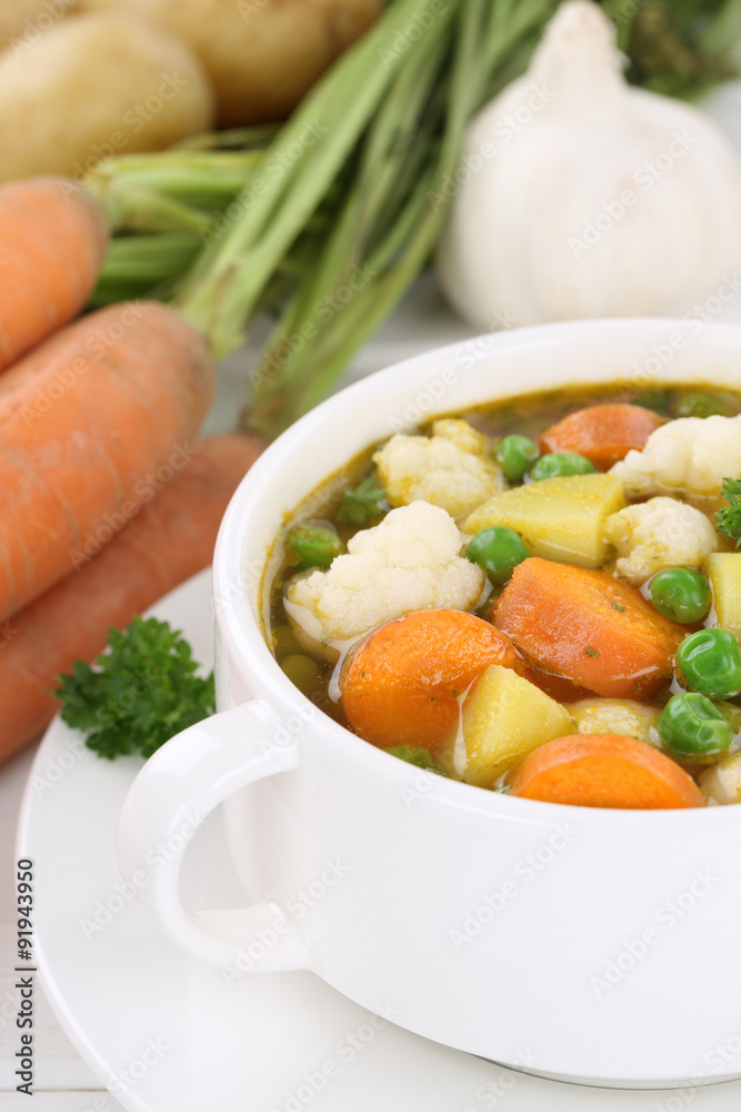 Frische Suppe Gemüsesuppe Gemüse in Suppentasse foto de Stock | Adobe Stock