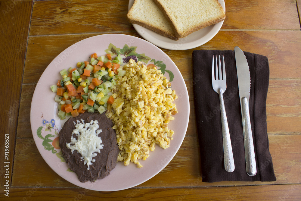 Huevo revuelto con frijol, pan y verduras Stock Photo | Adobe Stock