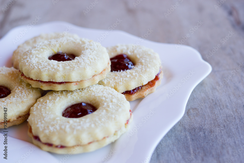 Gâteau sec, confiture de fraise et noix de coco Stock Photo | Adobe Stock